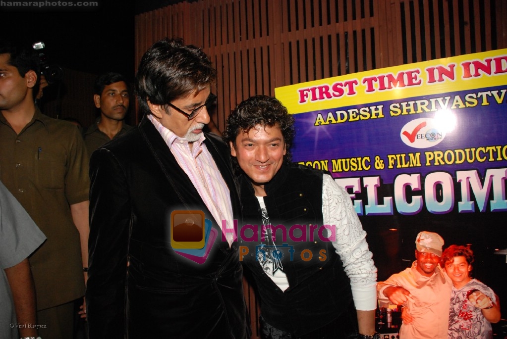 Amitabh Bachchan with Aadesh Shrivastava at Wyclef Jean show hosted by Aaadesh Shrivastava in ...